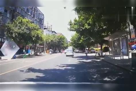 司机自称被阳光遮挡了视线，大妈横穿马路也没看车，你觉得这起事故责任如何划分？大妈视线阳光