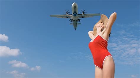 빨간 수영복과 모자에 관광 여자 비행기를 여행에 대 한 환영합니다 안녕하세요 휴가 개념 푸케트 주에 대한 스톡 사진 및 기타 이미지 푸케트 주 푸켓 비행기 Istock