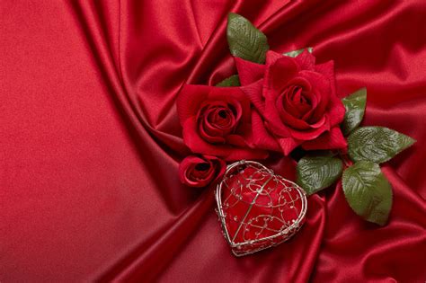 빨간 실크 장미와 마음에서 추상적 인 배경 드레이프 된 직물 질감 공간을 복사합니다 요소 디자인 발렌타인 데이 0명에 대한 스톡 사진 및 기타 이미지 Istock