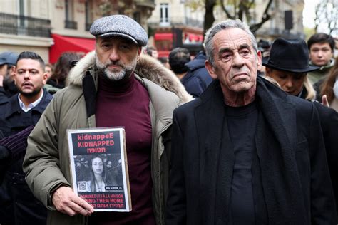 Фотогалерия Над 100 хил излязоха по улиците на Париж за Марш срещу антисемитизма