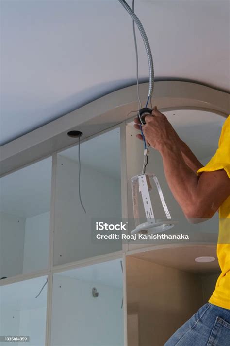 전기 남성 작업 캐비닛에 구축 와이어 전원 케이블을 설치합니다 전문 기술자 작업자 설정은 천장에 전기 금속 상자를 연결 Stem 주제에 대한 스톡 사진 및 기타 이미지