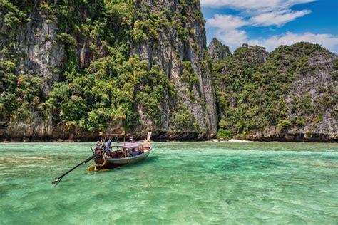 Barco De Cola Larga En La Laguna Pileh De Las Islas Phi Phi Krabi