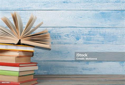 오픈도 서 나무 테이블에 대 한 Hardback 책입니다 교육 배경입니다 학교 돌아가기 텍스트에 대 한 공간을 복사 합니다 개체