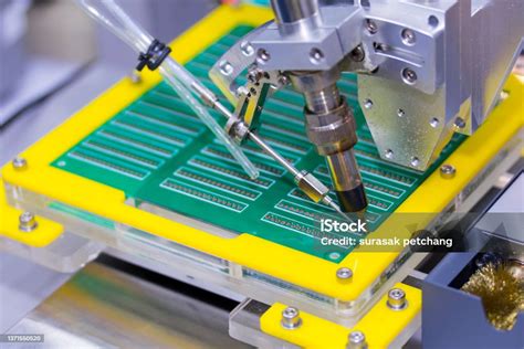 산업용 인쇄 및 조립 전기 회로 기판용 자동 포인트 납땜용 로봇 시스템 고급에 대한 스톡 사진 및 기타 이미지 고급 공학