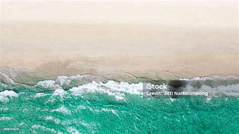 에메랄드빛 녹색 바다가 있는 아름다운 조용한 하얀 해변 배경 바다와 모래 위에서 바라본 조감도 0명에 대한 스톡 사진 및 기타 이미지 Istock