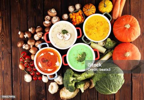 다채로운 야채 크림 수프와 수프 재료의 다양한 버섯을 곁들인 건강한 식습관또는 채식주의 음식의 개념 건강한 식생활에 대한 스톡 사진 및 기타 이미지 Istock