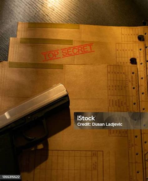 미스터리 사건 살인 사건의 증거 일급 비밀 기밀 파일 총으로 형사 책상에 권총에 대한 스톡 사진 및 기타 이미지 권총 0명