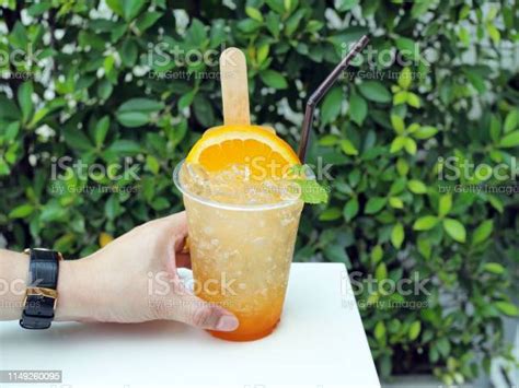 상쾌한 오렌지와 아이스 캔디를 사용한 시원한 새 콤 달콤한 오렌지 이탈리아 소 다의 상큼한 플라스틱 유리 건강한 생활방식에 대한 스톡 사진 및 기타 이미지 Istock