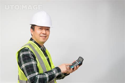 안전모자를 쓴 중년의 남자 노동자 유토이미지 상세페이지 베이직샵 사진 21030861