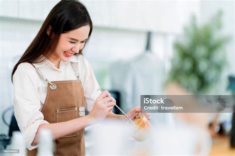 행복 쾌활한 아시아 여성 여성 유니폼 중소 기업 커피숍 주인 커피숍에서 일하는 우유를 붓는 카페에서 커피 머신으로 커피를 만드는 중국 여성 바리스타 25 29세에 대한 스톡
