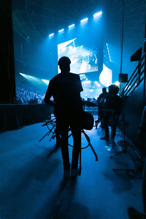 기타를 들고 무대 앞에 서 있는 남자 사진 Unsplash의 무료 남자 이미지