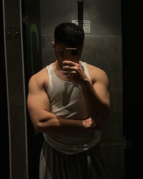 Me Panosundaki Pin Kas Yapma Vücut Geliştirme Erkek Fitness