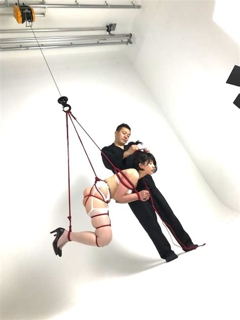 我こそは緊縛撮影部！縄が食い込んだプリップリの尻を激写！ヒップ自慢の美女モデル3名が目の前で宙に吊られる！7時間ぶっ通しでシャッターチャンスだらけ 撮った写真を壁に投影して品評会も。【三代目葵