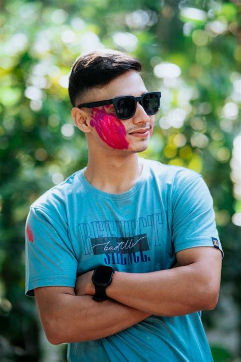 화려한 가루로 홀리를 축하하는 청년 · 무료 스톡 사진