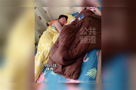 女子晒出弟弟与闺蜜这俩处成了能睡一张床的好朋友