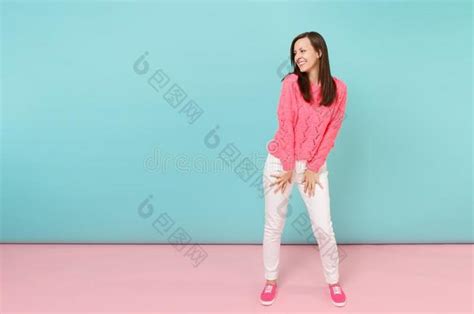 满的长度肖像关于微笑的年幼的女人采用愈合 包图企业站