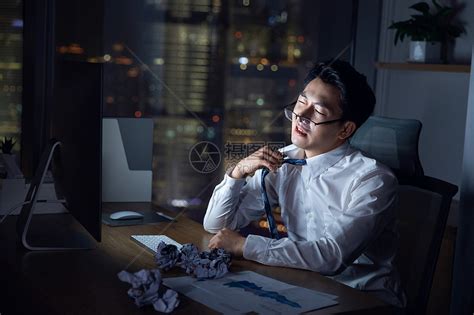 商务男士深夜加班劳累高清图片下载 正版图片501282101 摄图网