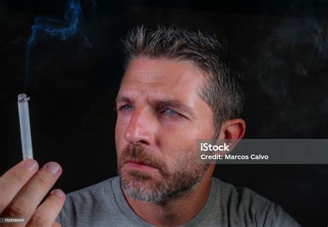 나쁜 습관과 중독 개념에서 검은 배경에 고립 된 흡연을 종료 하는 담배 사고 시간을 들고 젊은 잘생긴 사려깊은 담배 중독자 남자의 초상화를 닫습니다 30 39세에 대한 스톡