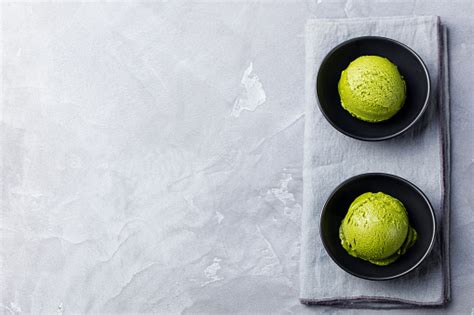 회색 돌 배경에 그릇에 녹차 말차 아이스크림 국자 공간을 복사합니다 맨 위 보기 피스타치오에 대한 스톡 사진 및 기타 이미지 피스타치오 마카차 먹기 Istock