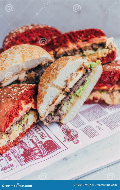 Kraftiga Burgare Med Saftiga Kutlets Färska Grönsaker Och Skorpa Fotografering För Bildbyråer