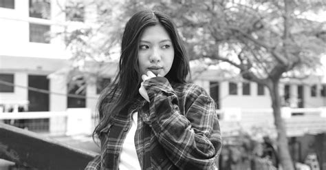 가을 거리 스타일 거리 패션 건물 공원 긴 머리 나무 도시 도시 설정 도시 풍경 도시 환경 레저 명상 적