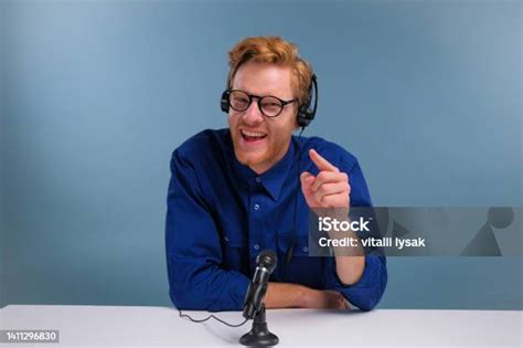 블루 스튜디오에서 팟캐스트를 녹음하는 남자 전문 마이크로 Vlogging 라디오 호스트 방송하기 라디오에 대한 스톡 사진 및 기타 이미지 Istock