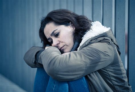 우울증으로 고통받는 매력적인 여성은 정신 건강 정서적 고통 학대 관계와 외로움 개념에서 도시 도시 거리에 앉아 슬픈 불행한 비탄과 외로운 앉아 Health에 대한 스톡 사진