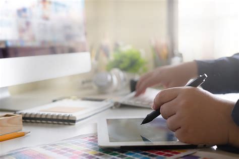 아침 빛으로 사무실에서 디지털 태블릿 및 컴퓨터를 사용 하 여 그래픽 디자이너 그리기에 대한 스톡 사진 및 기타 이미지 그리기 남자 데스크탑 컴퓨터 Istock