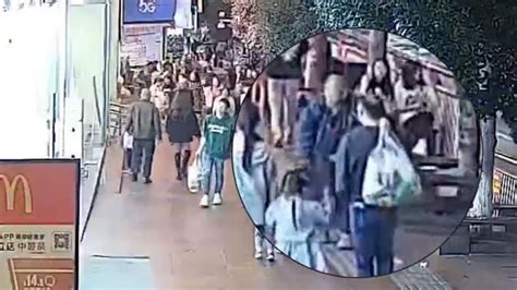 八旬老人进城卖菜错过末班车忘记回家路，泸州民警帮卖菜送其回家手机新浪网