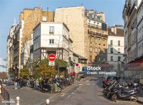 프랑스 파리 2017년 3월 26일 프랑스 파리의 전통적인 파리 건물 들 사이에서 좁은 자갈길에서 볼 수 있습니다 고대 유물에 대한 스톡 사진 및 기타 이미지 Istock