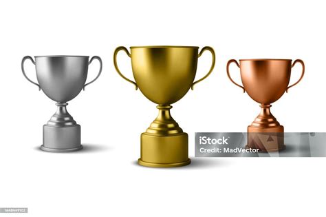 현실적인 벡터 3d 빈 황금 은색 청동 챔피언 컵 아이콘 세트 근접 촬영은 흰색에 격리되어 있습니다 챔피언십 트로피의 디자인 템플릿입니다 스포츠 토너먼트 상 위너 컵 및
