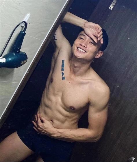 Quốc Trường khiến dân tình xịt máu mũi với màn lột áo khoe hình thể căng đét Tinmoi