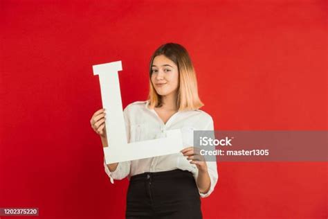 발렌타인 데이 축하 빨간 배경에 편지를 들고 행복 한 백인 소녀 2명에 대한 스톡 사진 및 기타 이미지 2명 감정 검은색 Istock