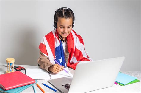미국 국기로 응원하는 어린 소녀 노트북 컴퓨터에서 온라인 교육 수업 중 학생 7월에 대한 스톡 사진 및 기타 이미지 7월