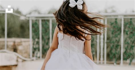 그녀의 머리에 꽃을 가진 하얀 드레스를 입은 어린 소녀 사진 Unsplash의 무료 행복한 이미지