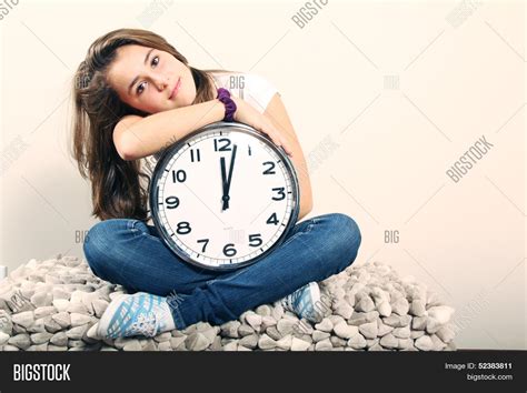 Девушка и часы - 59 фото