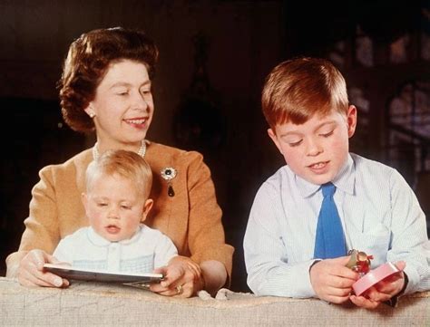 Hoàng Tử Andrew Con Trai Cưng Nữ Hoàng Elizabeth Ii Bị Tước Bỏ Tư Cách