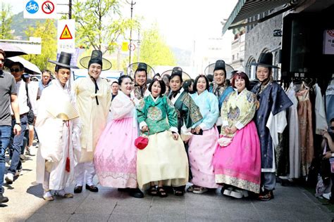 한복 차림으로 종일 돌아다녀 보니 살아 있는 유물이 된 기분”