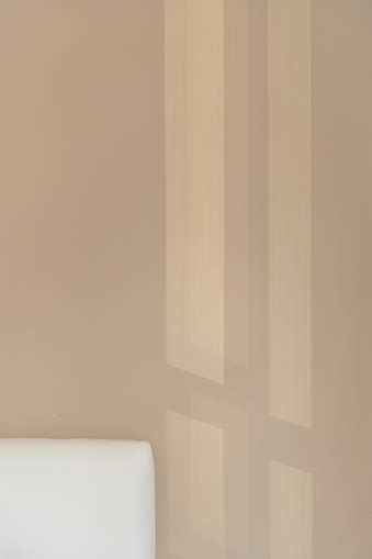 파스텔 톤의 미니멀한 벽 디테일과 창문에서 들어오는 빛 빛과 그림자의 놀이 벽지 쓰기를 위한 배경 복사 공간 0명에 대한 스톡 사진 및 기타 이미지 Istock