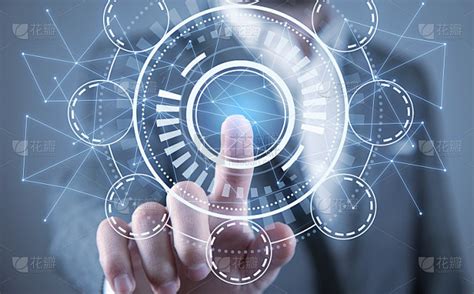 商人触摸虚拟界面按钮。互联网。创新。技术