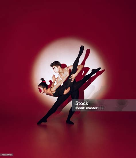 빨간 스튜디오 배경에서 춤추는 발레 댄서들 현대적인 디자인 일본에서 떠오르는 태양처럼 현대의 다채로운 개념적 빛 20 24세에 대한 스톡 사진 및 기타 이미지 Istock