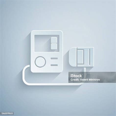 종이는 회색 배경에 고립 된 혈압 아이콘을 잘라 종이 아트 스타일 벡터 일러스트레이션 3차원 형태에 대한 스톡 벡터 아트 및 기타 이미지 3차원 형태 건강 검진 건강