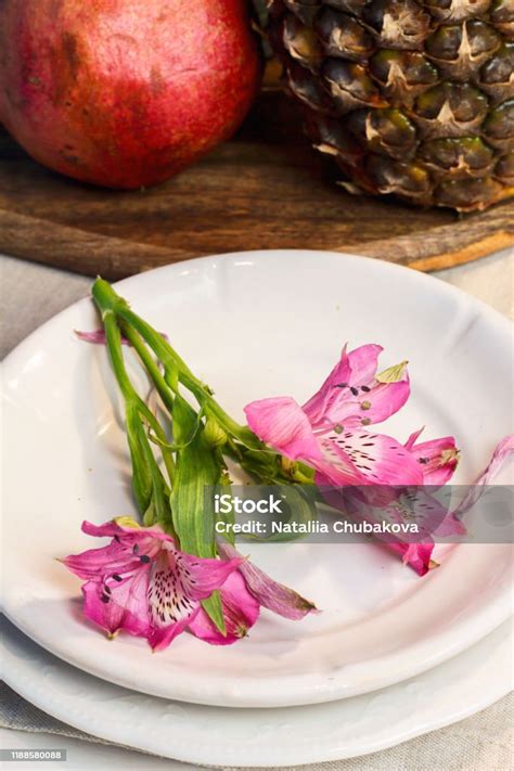 열대 낙원 천국 아시아 타이어 핑크 홍채 꽃 흰색 접시 파인애플 스파 리조트 레스토랑에서 나무 트레이에 석류 휴일은 바다에서 휴식 신들의 음식 테이블 세팅 장식 건강관리와