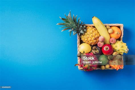 이국적인 태국 과일의 전체 등나무 상자 파인애플 피타 하야 키와노 아프리카 뿔 멜론 타마릴로 과일 그라나딜라 페이조아 살락 뱀 과일 마라쿠야 람부탄 열매 롱 타마린드 망고스