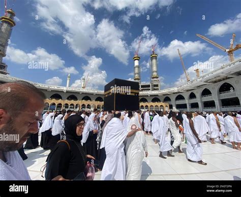 Muslimische Pilger in der Kaaba in der Haram-Moschee von Mekka, Saudi ...