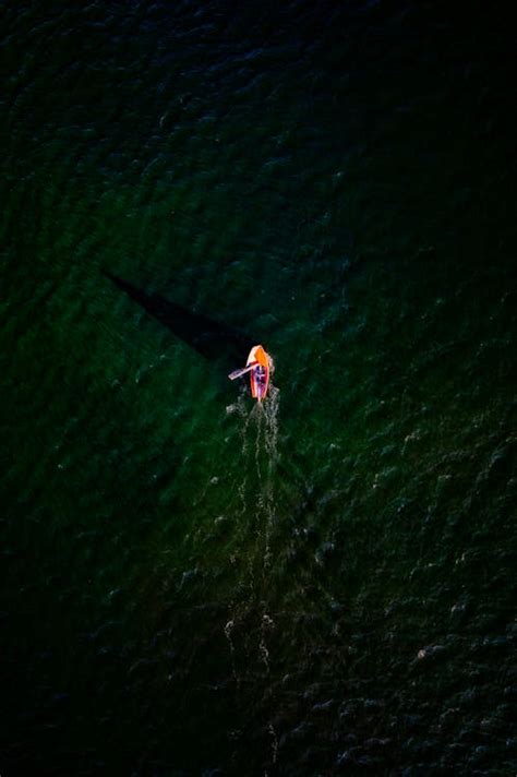 개요 경관 자연 경치 고요함 공중 광활한 그림자 녹색 녹색 물 높은 각도보기 데본 돛단배 드론 드론 촬영 드론으로 찍은 사진 모험 물 바다