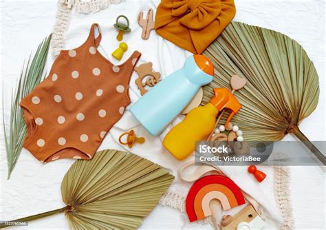 플랫 레이 베이비 수영복 해변 액세서리 및 선스크린 자외선 차단의 플라스틱 병 아이들을위한 크림 0명에 대한 스톡 사진 및 기타 이미지 Istock