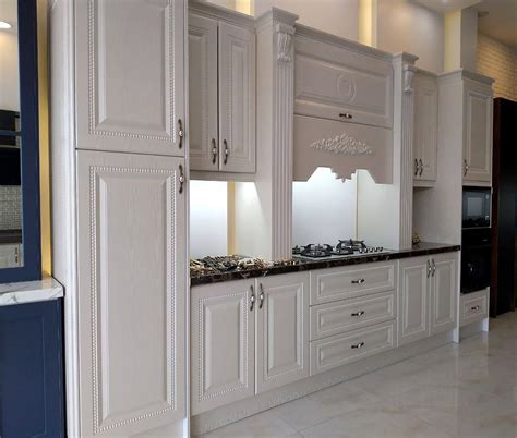 مقایسه کابینت های گلاس و نئوکلاسیک، کدام یک بهتر است؟