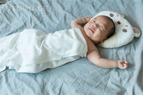 유토이미지 침대에 누워있는 갓난아기