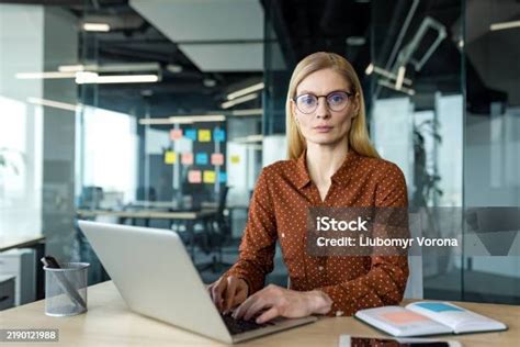 현대적인 사무실 환경에서 노트북으로 부지런히 작업하고 업무에 집중하며 전문성과 전문성을 보여주는 자신감 넘치는 성숙한 사업가 결심에 대한 스톡 사진 및 기타 이미지 Istock